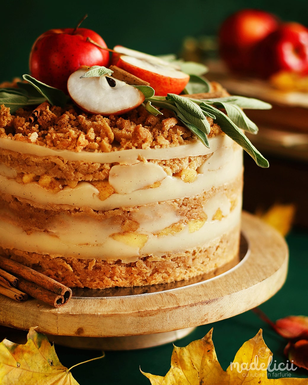 Tort de post cu mere, crema de vanilie si sirop de artar - madelicii.ro